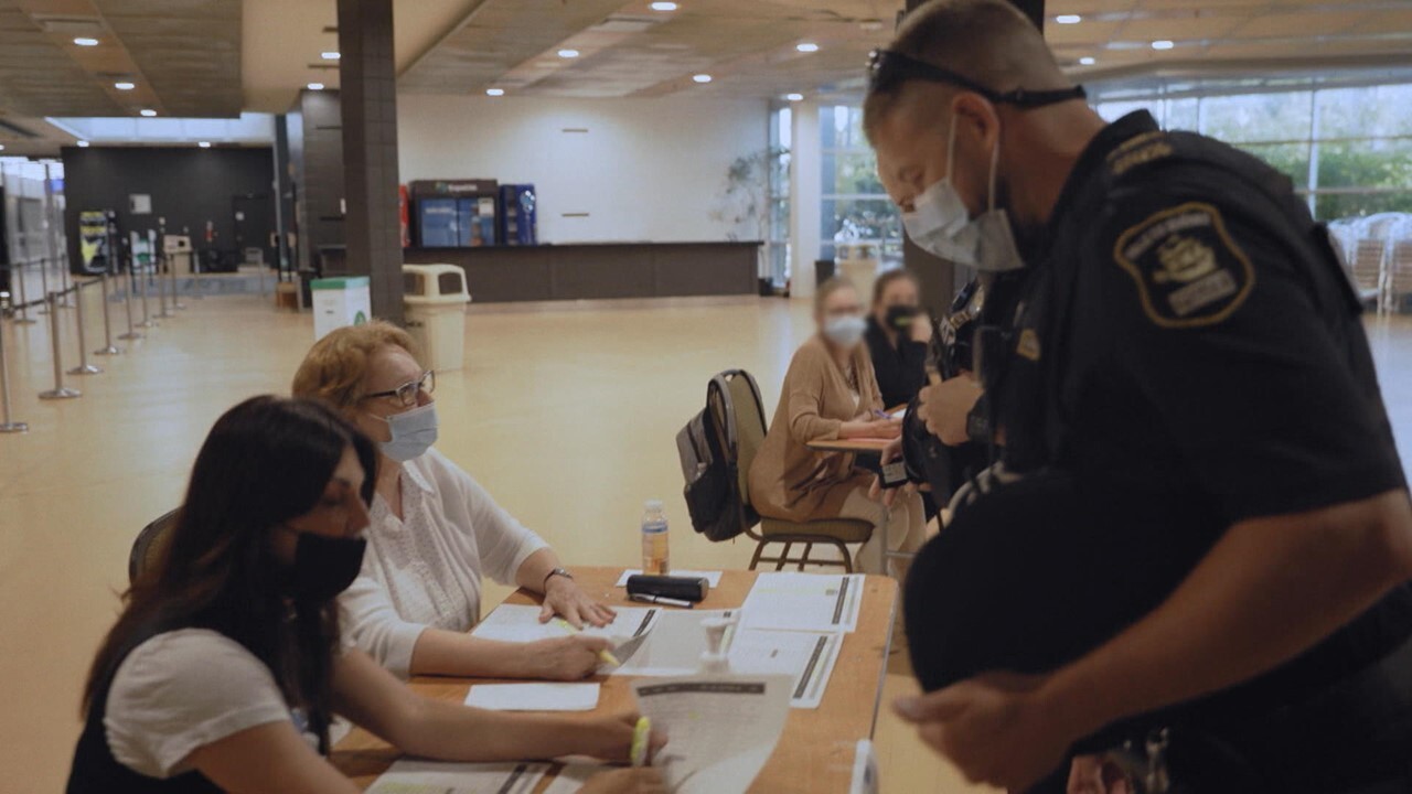 Police en service - S3 - EP4 - La visite du pape | Télé-Québec